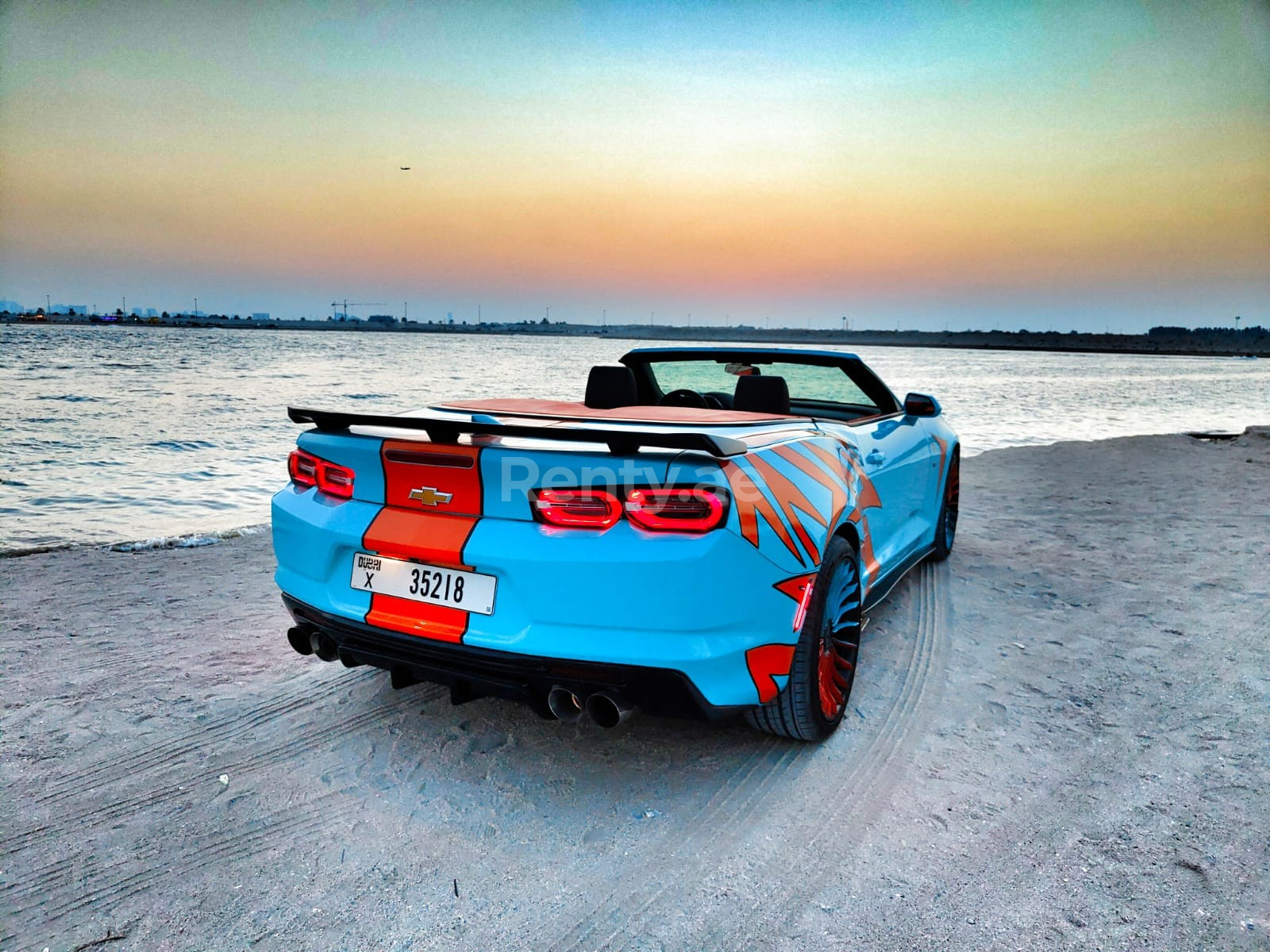 Alquila un CAMARO GULF LIVERY EDITION (Azul), 2020 ID-03983, en Dubai ...