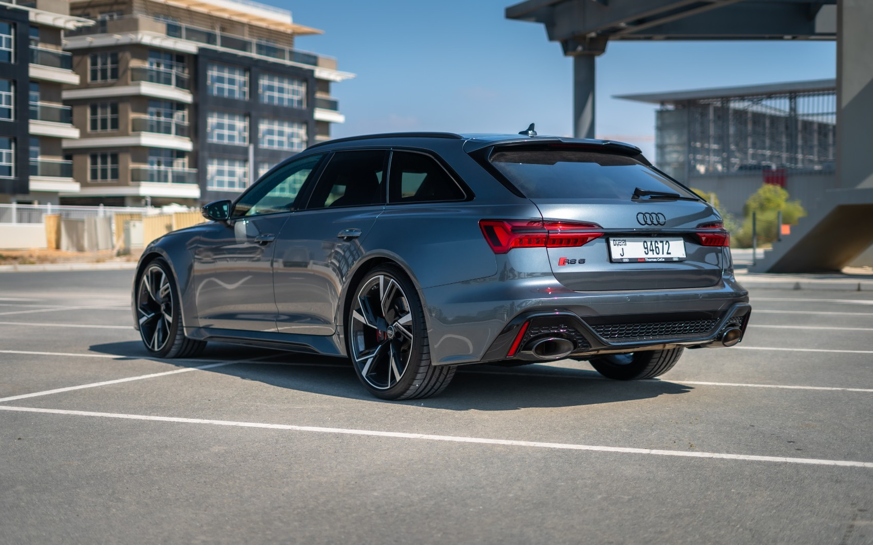 Mieten Sie Grau Audi RS6, 2022 ID-05117, in Dubai - Renty.ae
