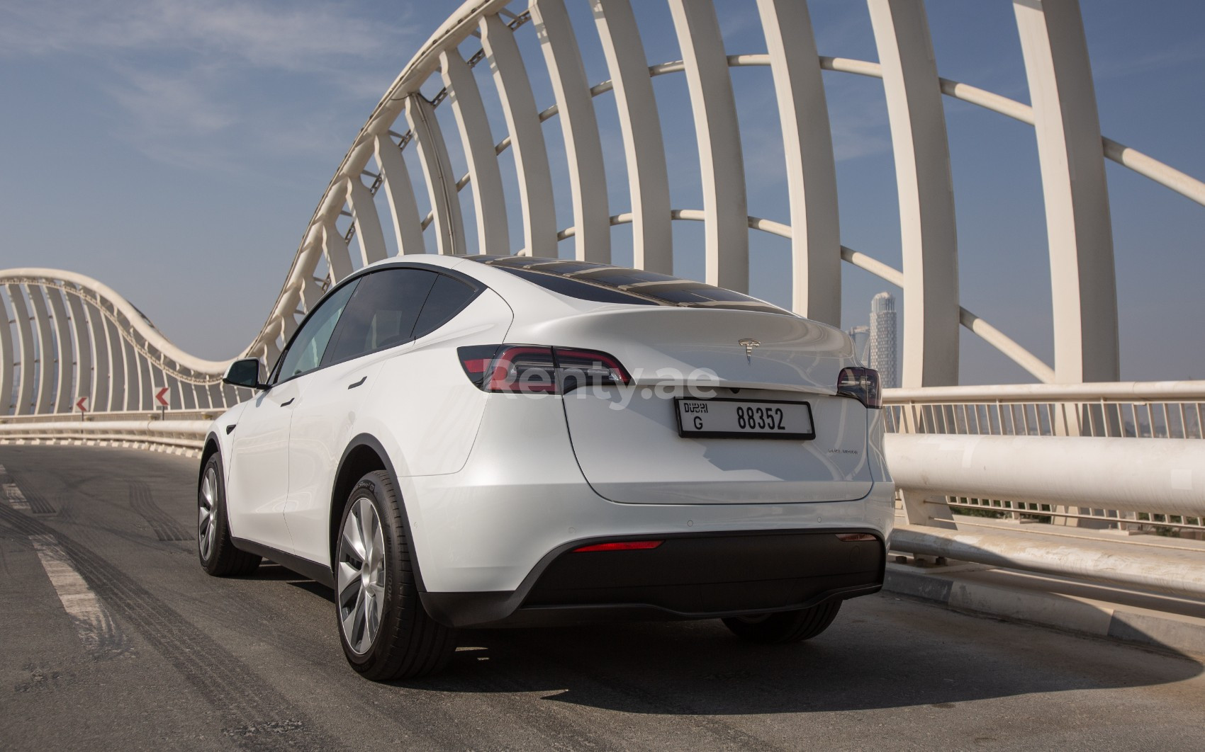 Noleggia Tesla Model Y Long Range Bianca 2022 ID 04942 A Dubai
