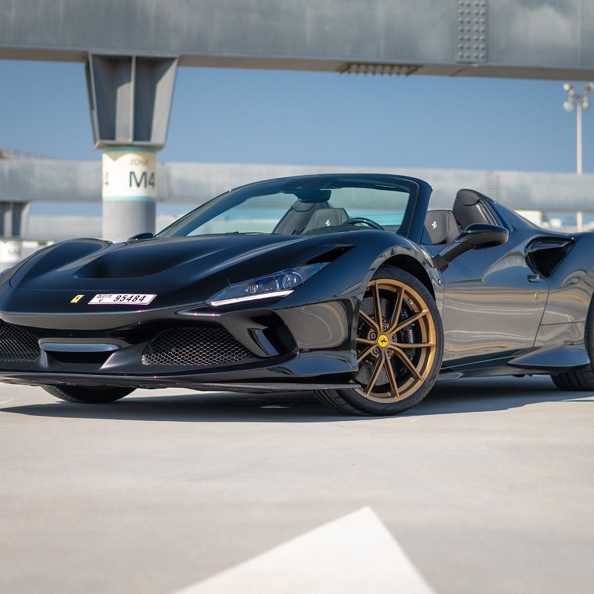Alquila un Ferrari F8 Tributo Spyder (Negro), 2023 ID-05124, en Abu ...